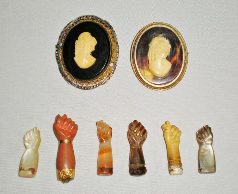 Lote com 6 figas diversas e 2 camaféus